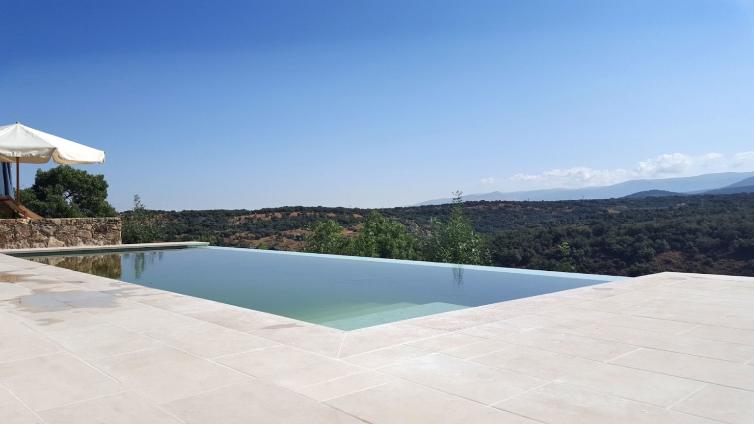 Infinity Pools: Sumérgete en la magia de las piscinas desbordantes ...
